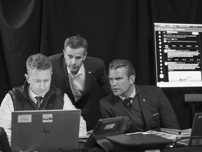 [情報] 川普政府高層在指揮室內有在看社群媒體 - Military板 - Disp BBS