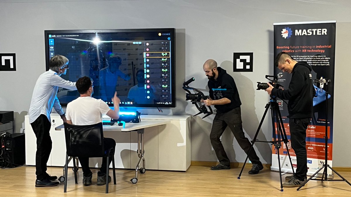 MASTER - Mixed reality ecosystem for teaching robotics in manufacturing ...