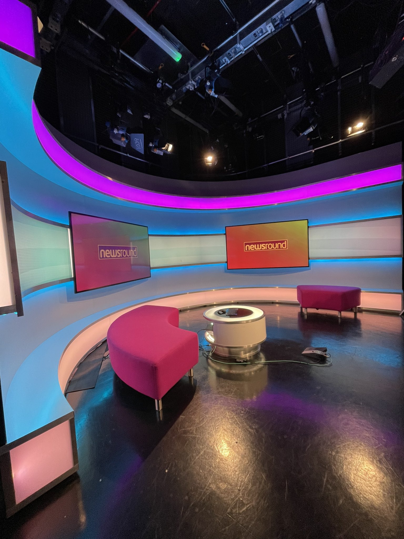 Newsround Tv Hayley Hassall Black Tights & Heels Newsround 5/3/21