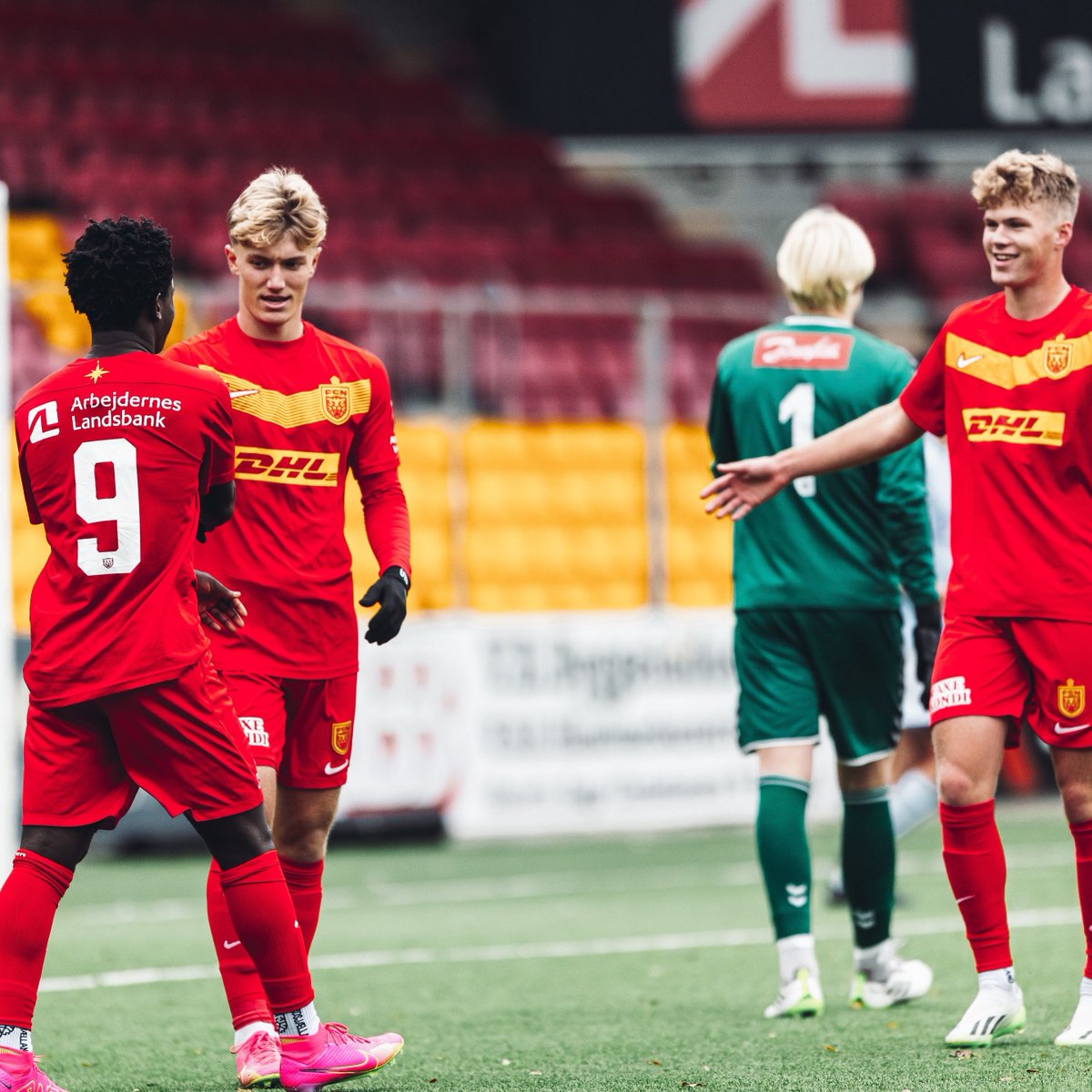 C'est l'histoire d'un Anglais qui part coacher au Ghana à 19 ans et qui ...