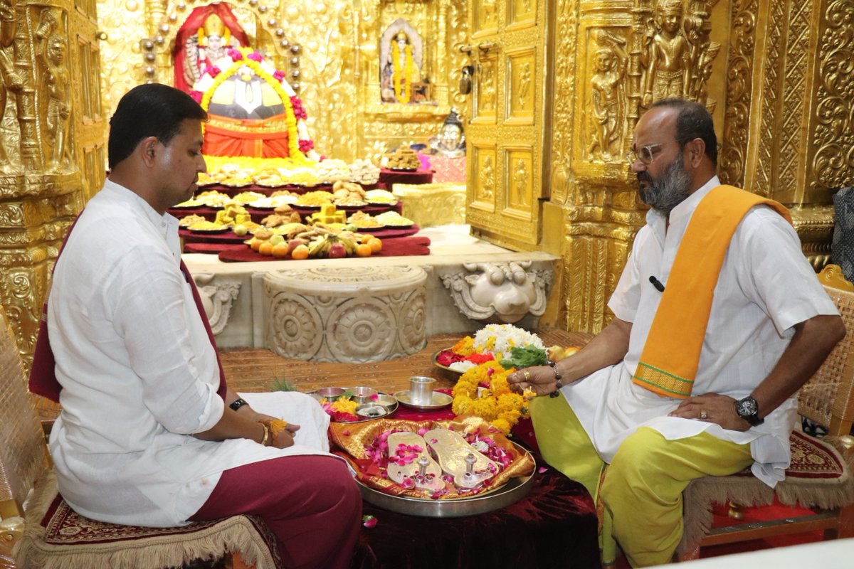 In Pictures: Golden Charan Padukas made for Ram Janmabhoomi Mandir arrive at Somnath Temple in ...
