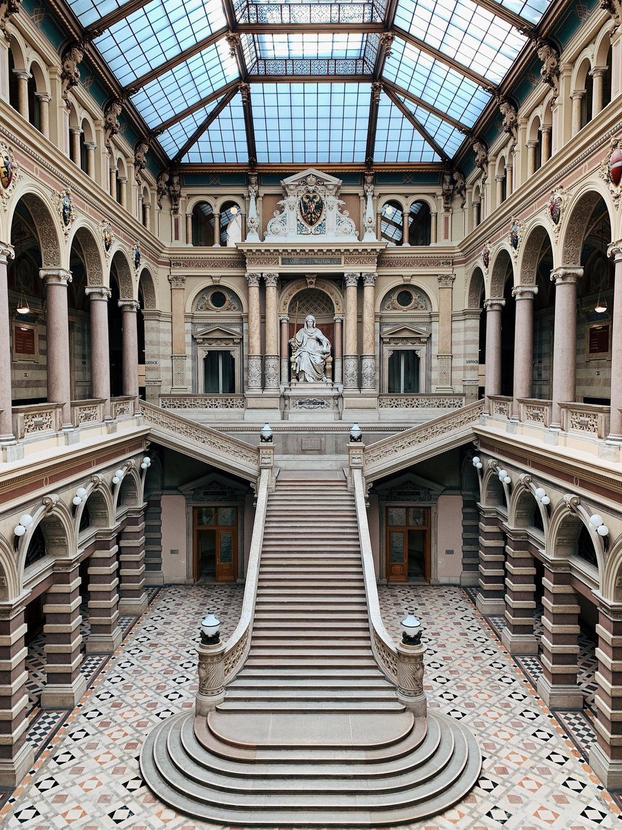 Staircases should be works of art - a thread 🧵 1. The grand staircase ...