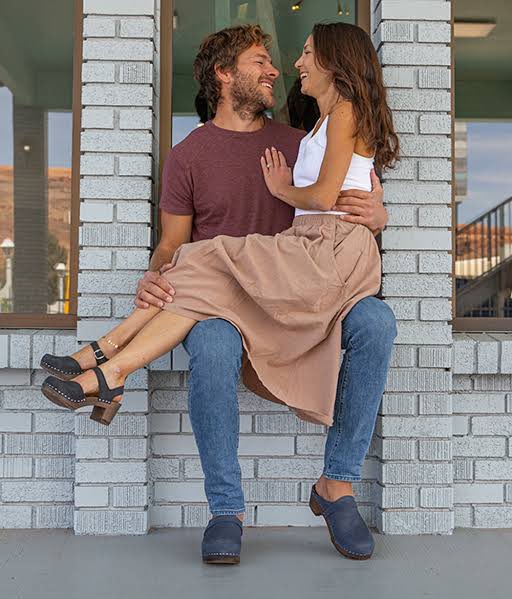 HOW TO POSE FOR A PHOTO WITH YOUR GIRL 1. Stand up straight, don’t lean ...