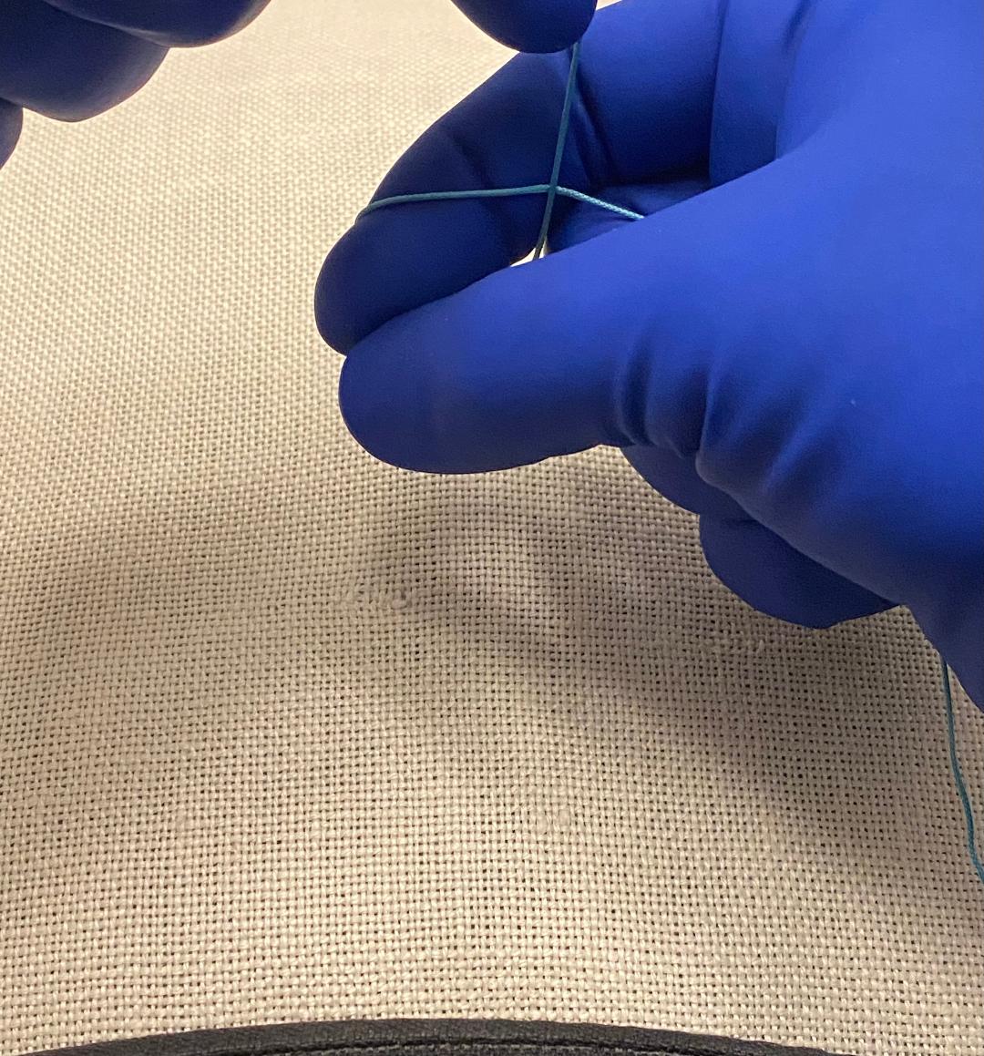 🧵regarding the technique of 2-handed knot tying: This one is for ...