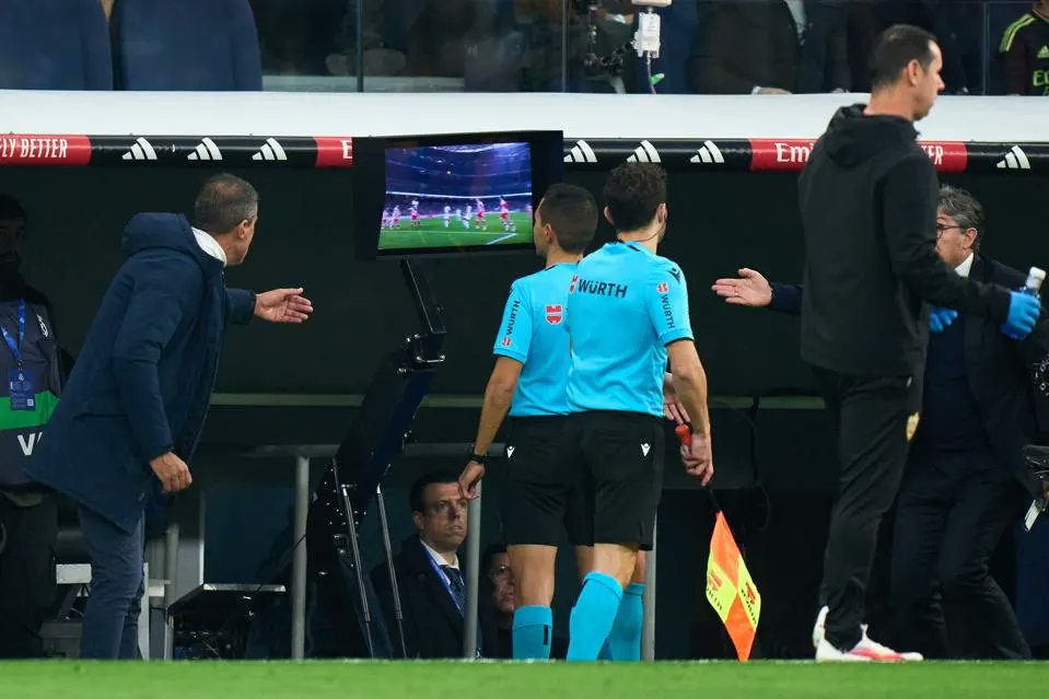 🚨🎙️|| La Liga has released the VAR audio conversation with referee ...