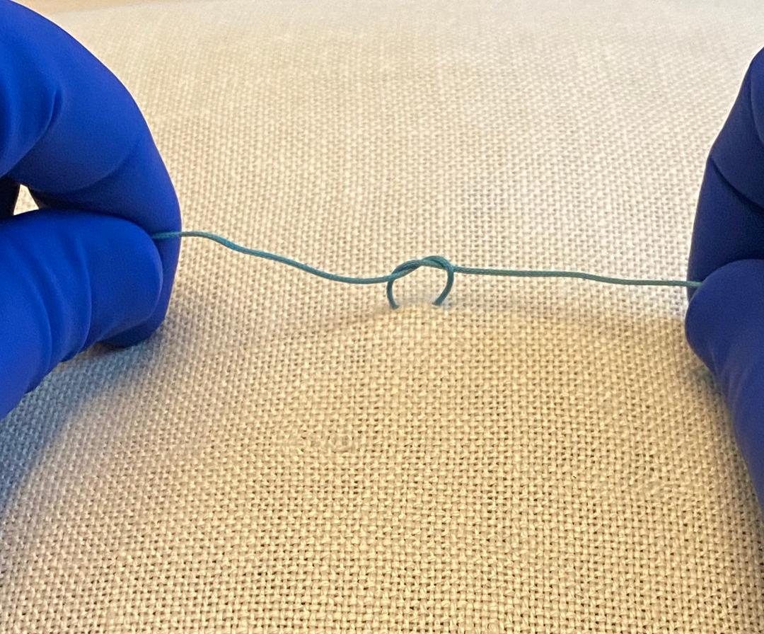 🧵regarding the technique of 2-handed knot tying: This one is for ...
