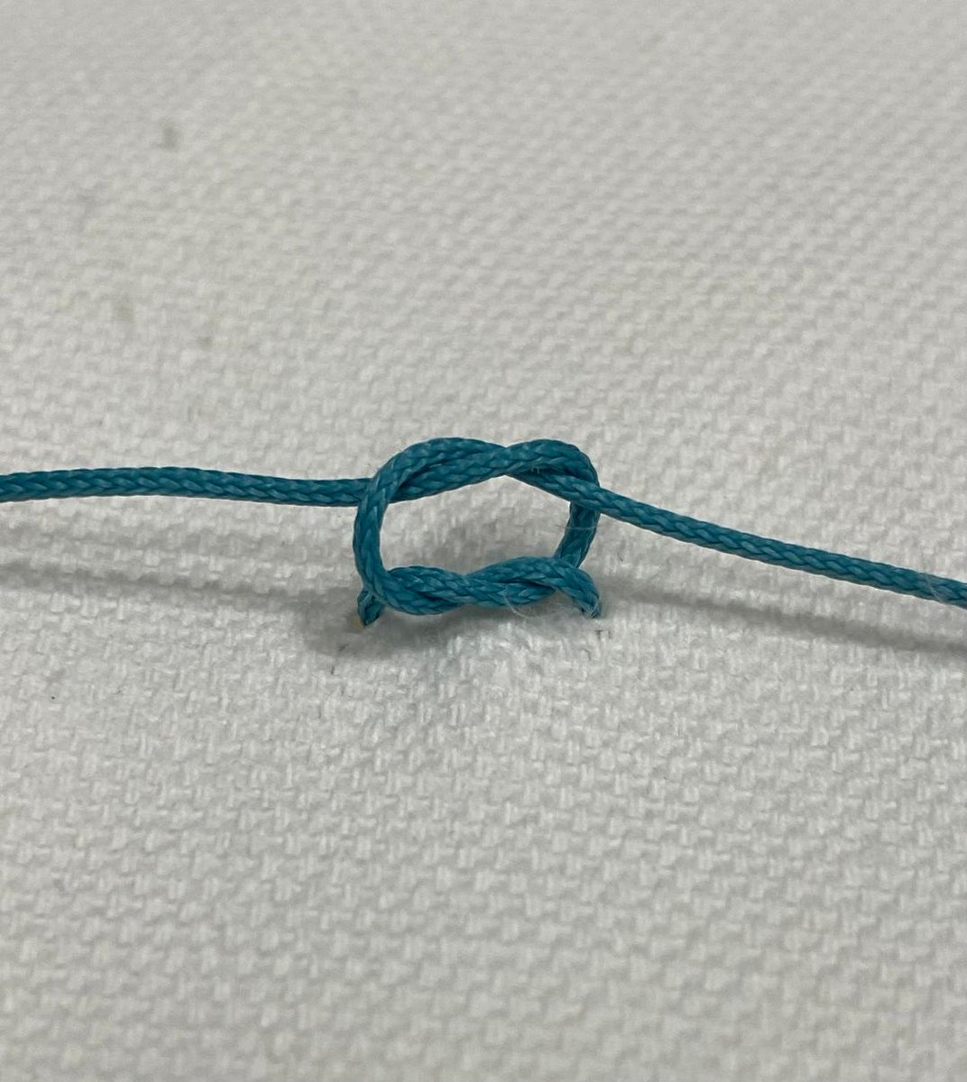 🧵regarding the technique of 2-handed knot tying: This one is for ...