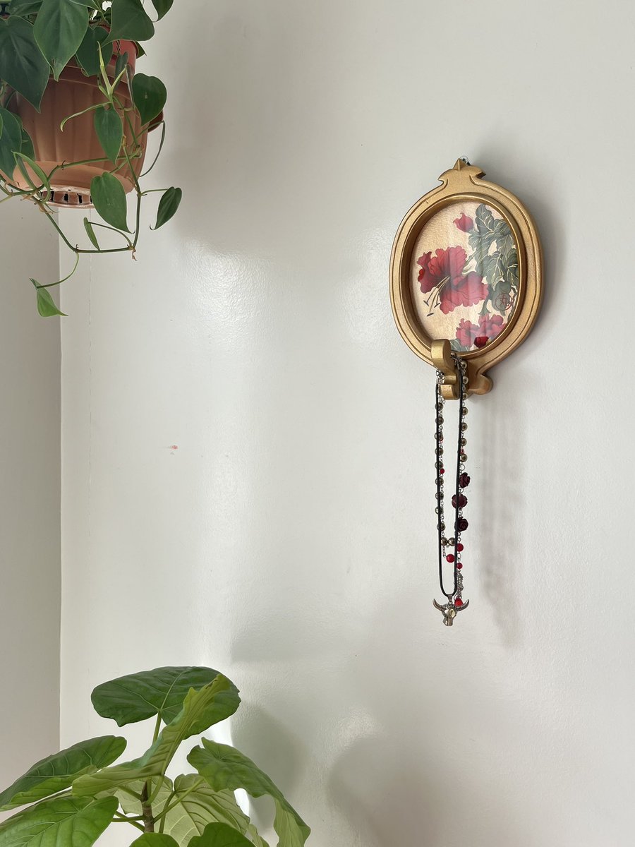 「Repurposed a dusty old mirror with a nec」|Maru ・ 丸のイラスト