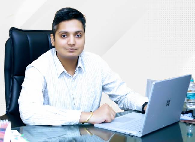 Meet the man who built an 8,000 CR Travel business with Rs 0 in funding ...