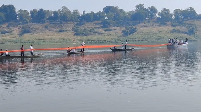 Villagers offer 1100 ft saree to river to mark Narmada Jayanti ...