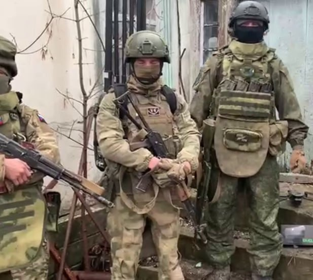 Russian soldier with the latest Backpack Anti Drone Jammer... https://t ...