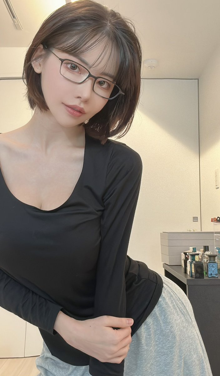 DASD-681 She's In Charge Of Processing Claims, And She