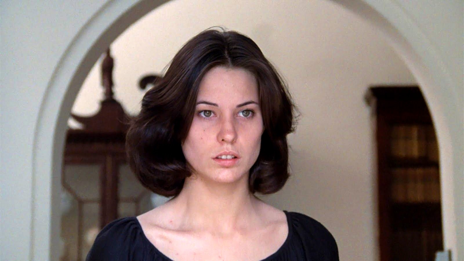 Cristina Raines Christina Raines In Red Sleeveless Shirt As Lane