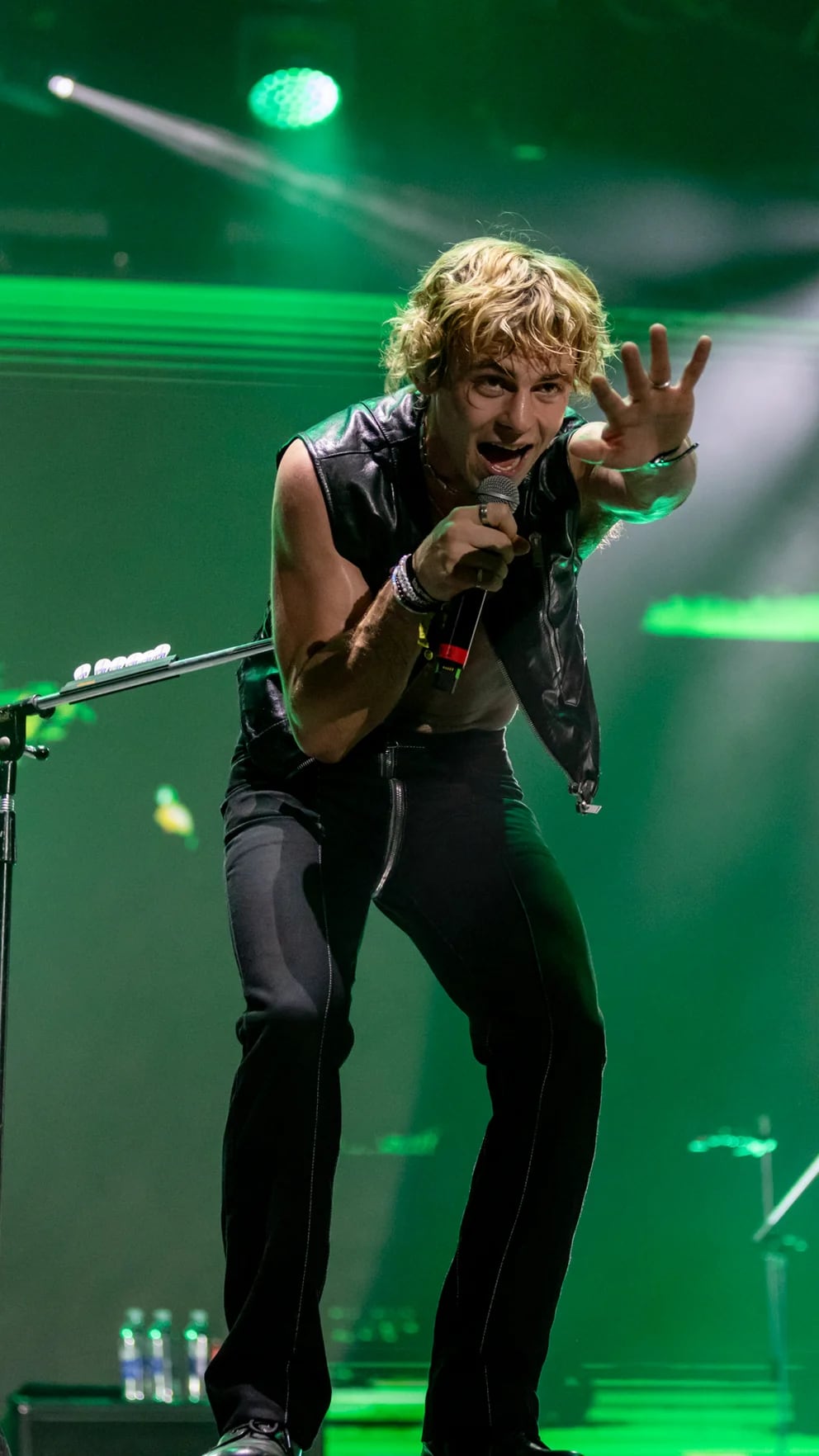 Ross Lynch Flexionando