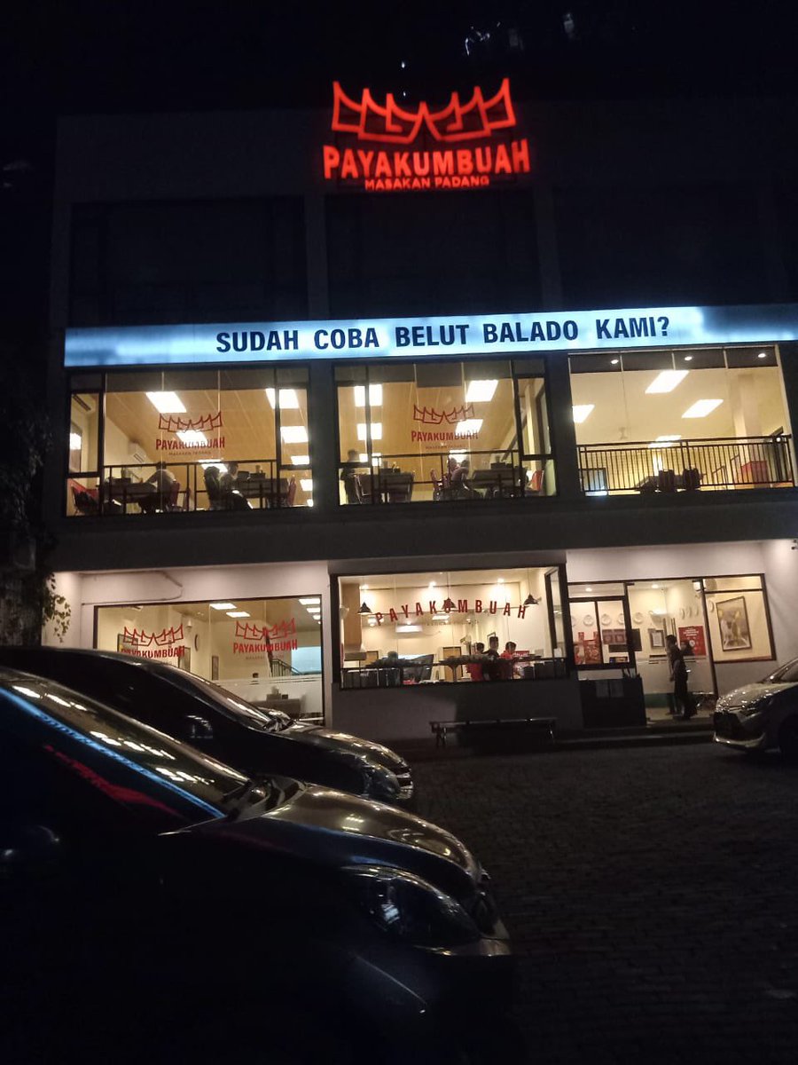 just try payakumbuah, enak tapi ya enak aja gitu yah naspad pasa ...