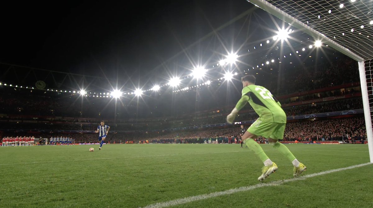 How David Raya saved 2/4 penalties 🧵 A short keeper like Raya needs to have near perfect ...