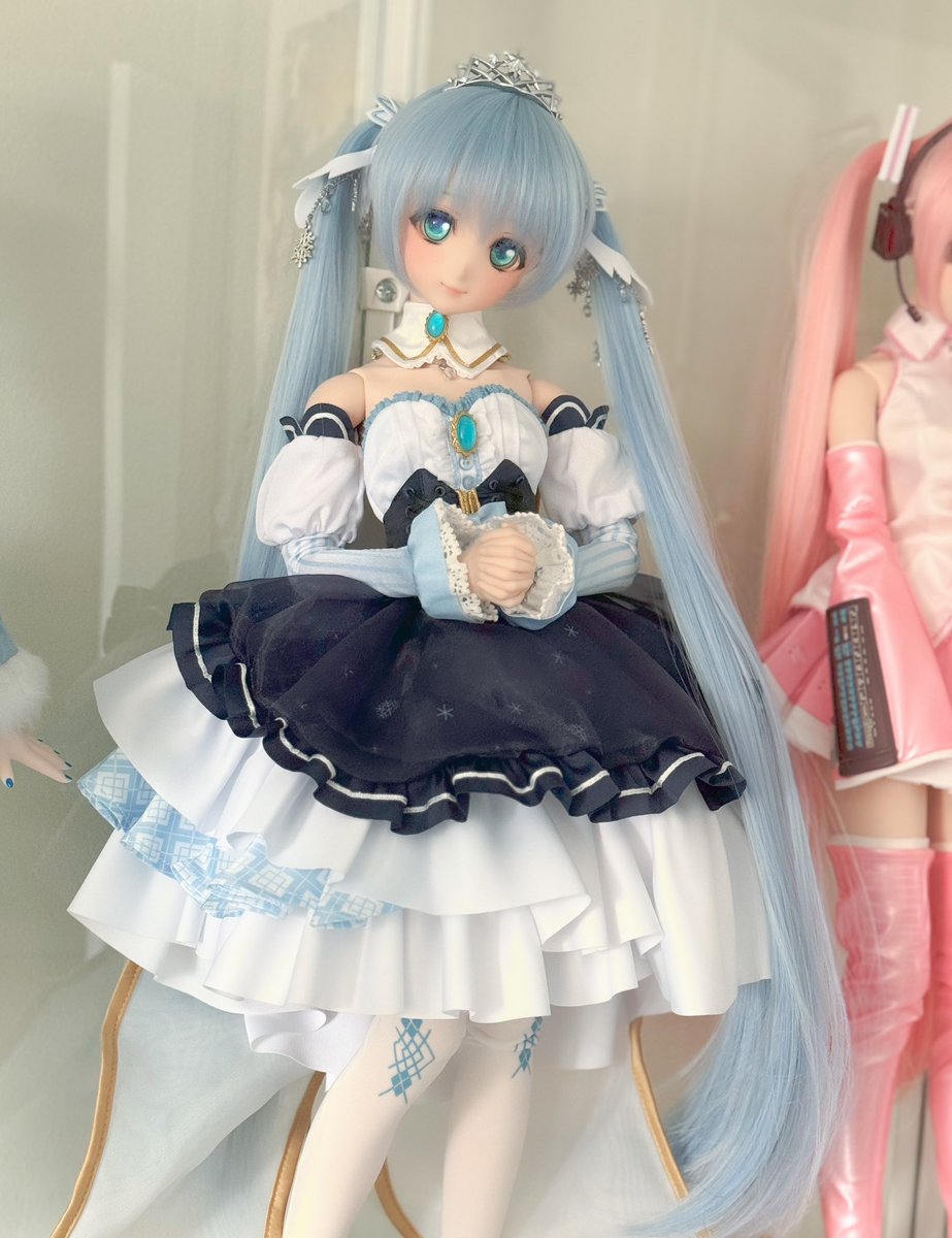 初音ミク ,雪ミク 「Look at my pretty girl all dressed up aA」|Bonのイラスト