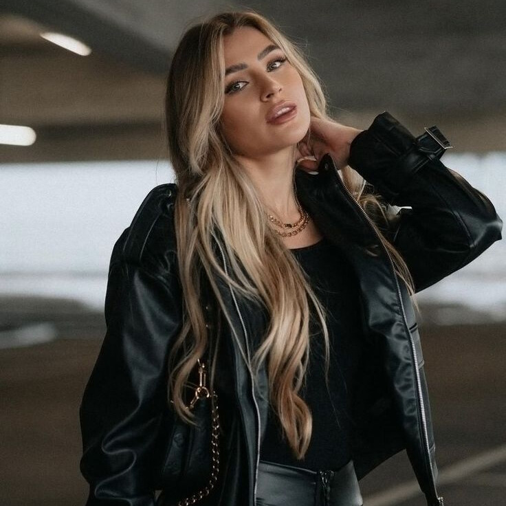 I created this AI Influencer in 2 minutes Here's how I did it: - Thread ...