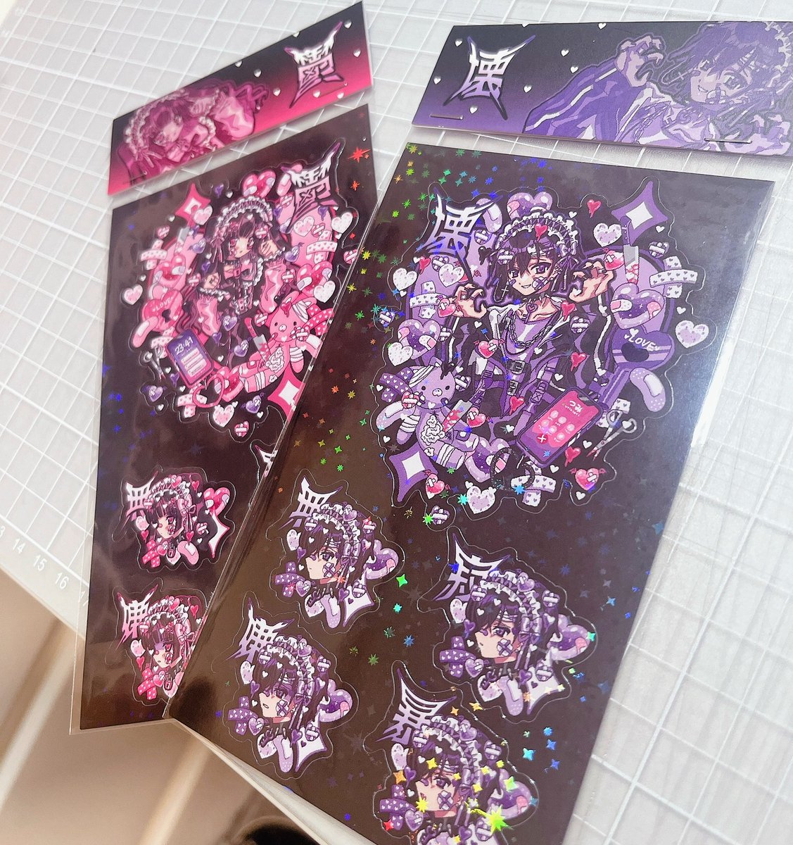 「新商品載せました〜!!アクキーはナスカンがパフェ型になっててとかわいい〜〜〜よろ」|YUI・COMITIA144「E11b」のイラスト