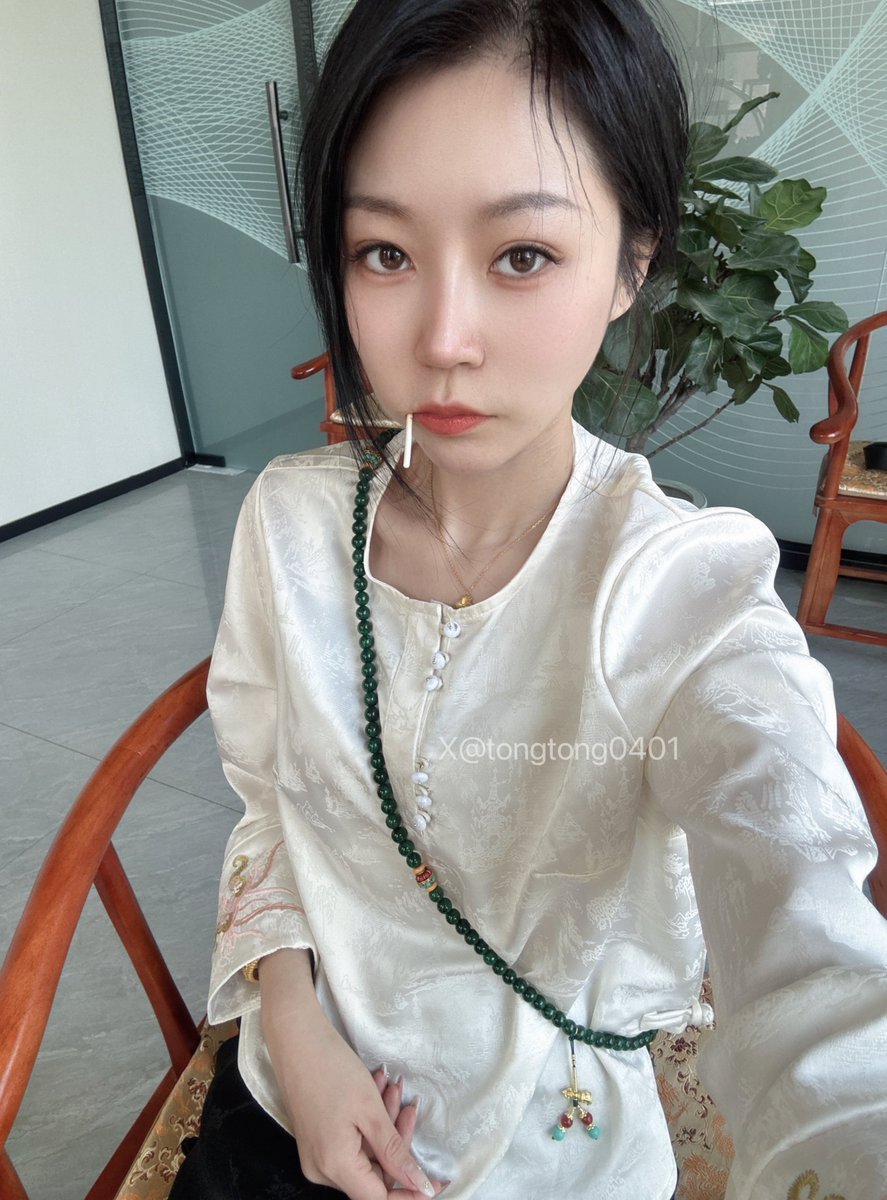 Michelle彤彤乖(@tongtong0401 ):穿上衣服的彤～和v粉视频犯贱的彤～楼道玩出尿的彤～没变的始终还是你的彤……