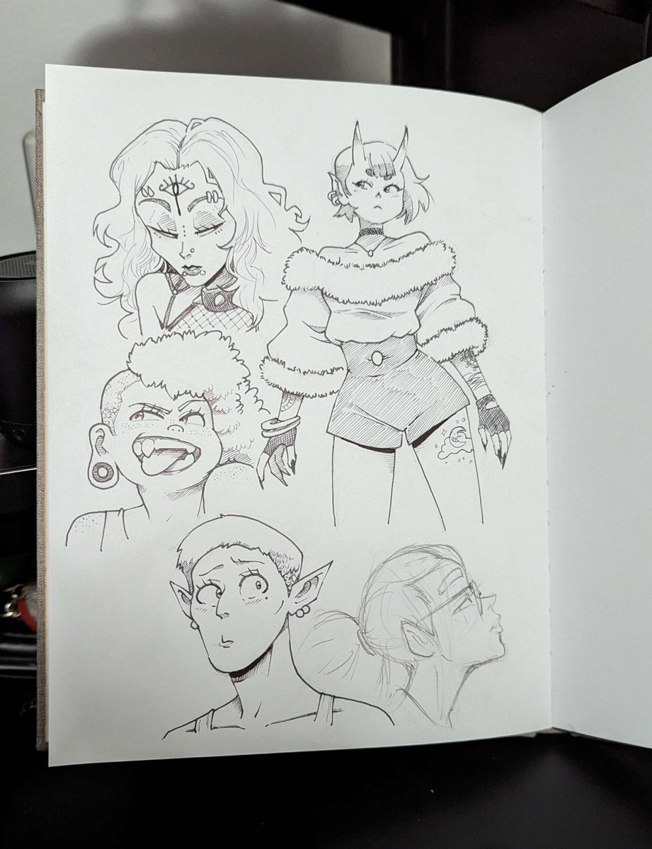 「Cleaned up and inked some lady doodles in my sketchbook. 」Aaron Schmitの漫画