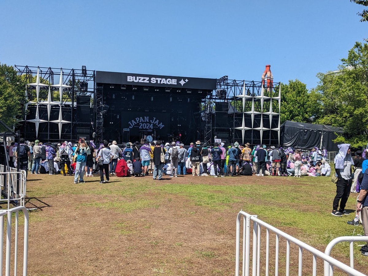 【悲報】明日BEYOOOOONDSが立つBUZZ STAGEがお前らの思ってる10倍は小さい