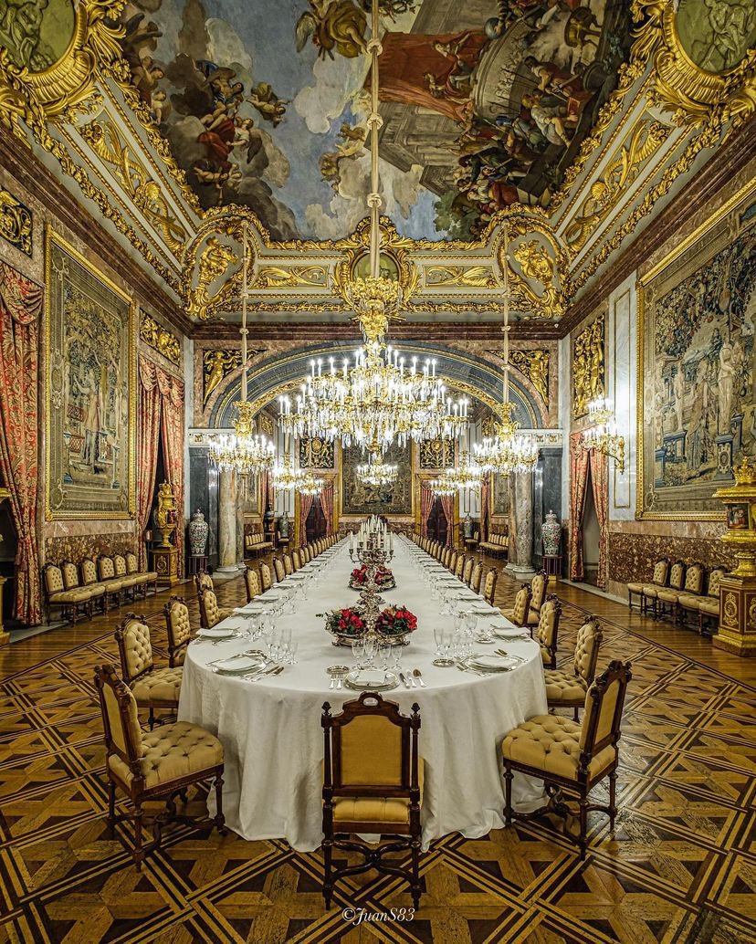 7 Glorious Examples of Baroque Architecture🧵 1. Palace of Versailles ...