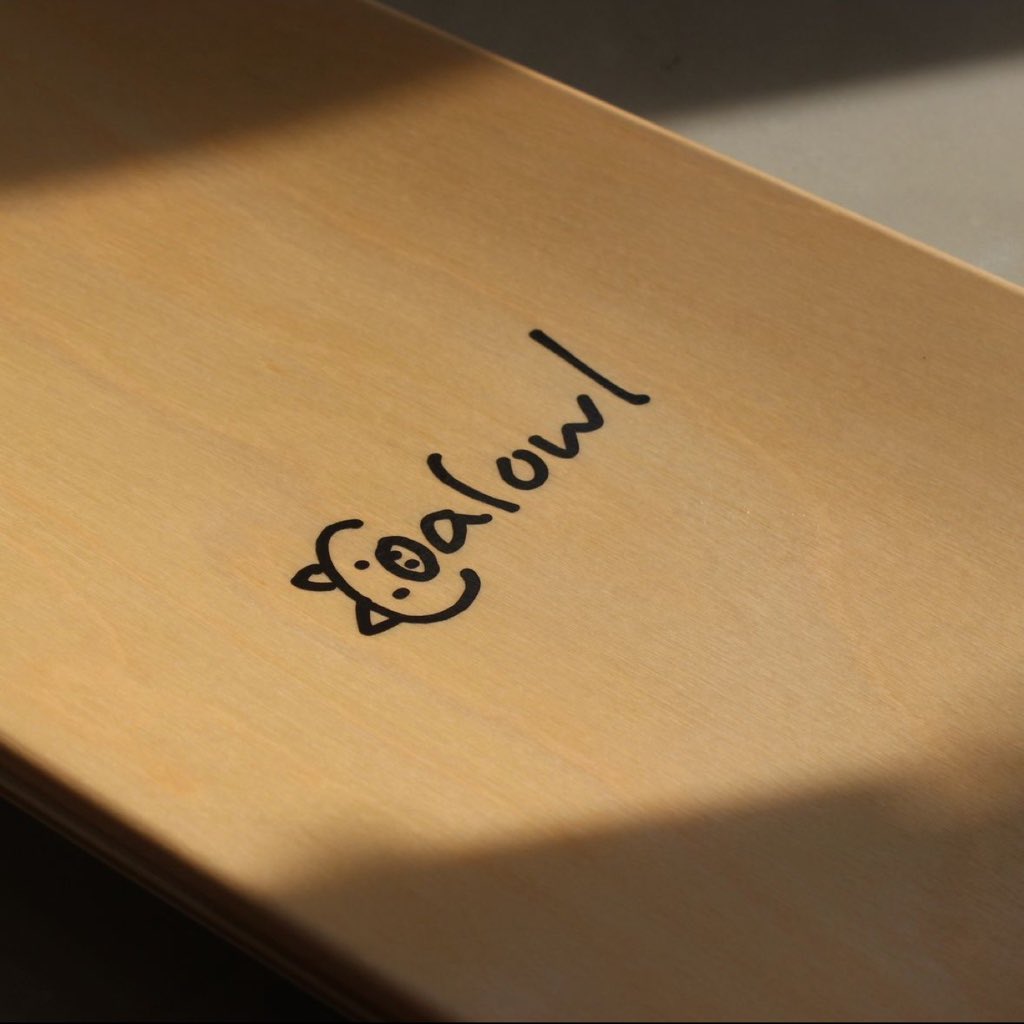 「この子をスケボーにでっかく印刷してもらいました! 実物めっちゃかわいいです最高🐶🤍🖤 https://t.co/」coalowl(コールアウル)の漫画