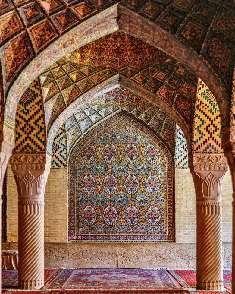The beauty & complexity of Islamic geometric patterns is deeply ...