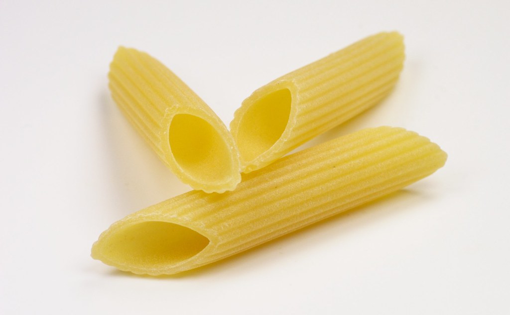 A la izquierda, un penne rigate. A la derecha, una estructura de acero ...