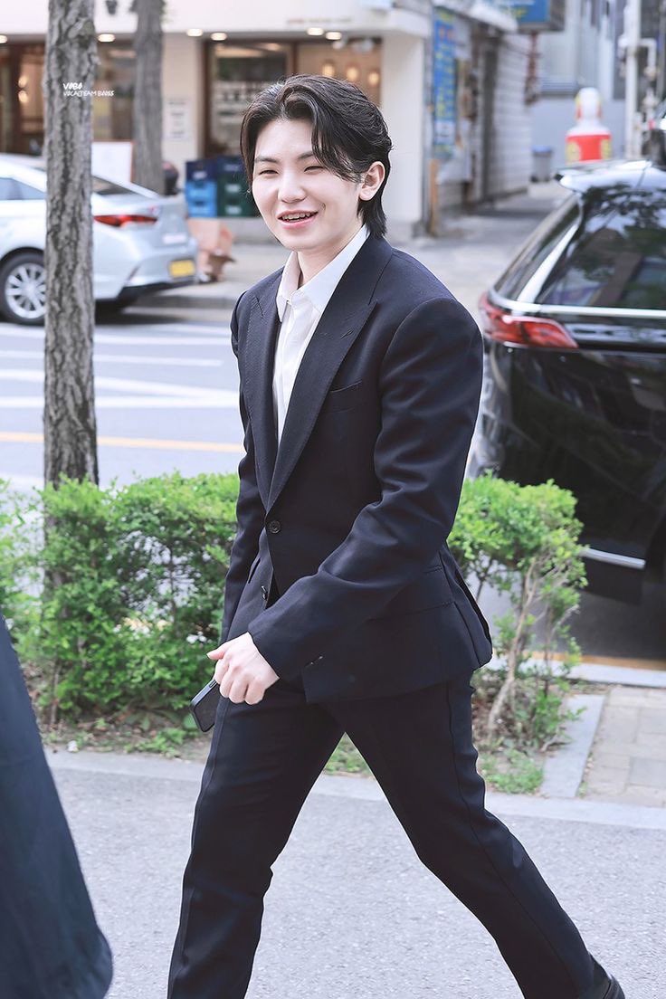 Thread By @akumastarrrr - Ethan is excited for his son...