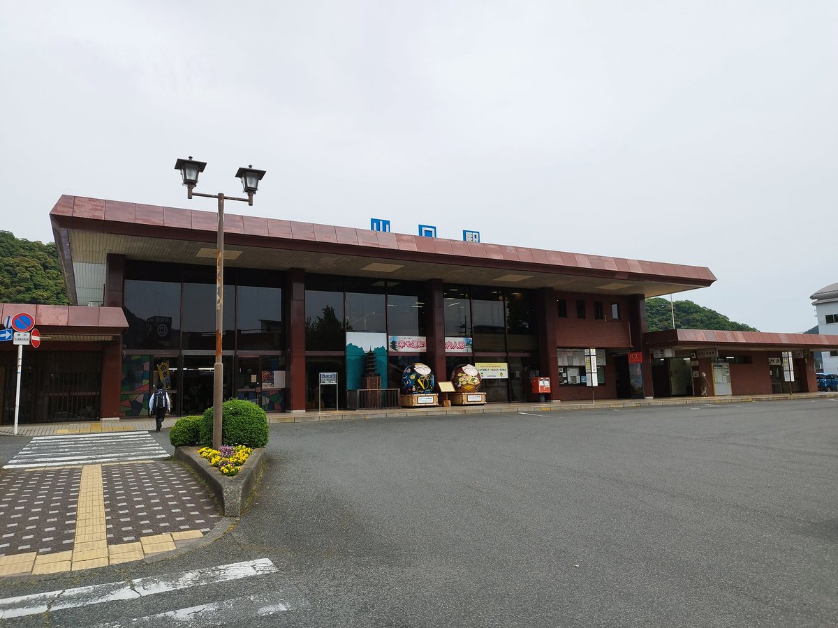 新山口駅でジャニーズ帰宅難民大量発生www [469534301]