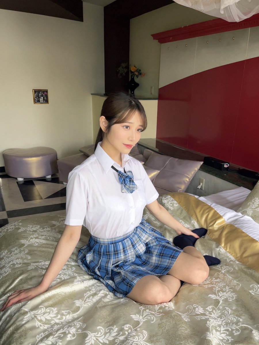 河北彩伽(@Saika_Kawakita ):今日は作品撮り2日目🍀 初めての女子高生役...お楽しみに🤍