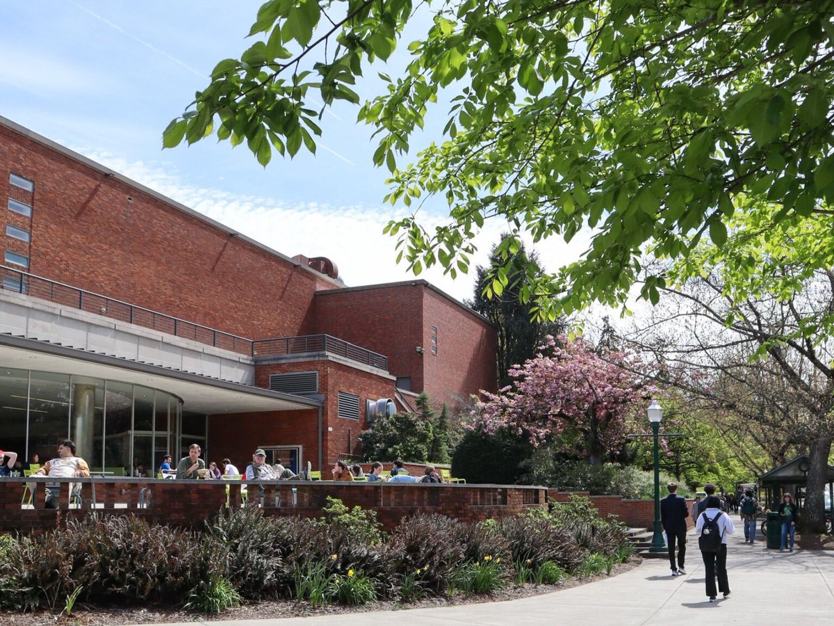 Universidad De Oregon Emu University Of Oregon Unveils Mural For