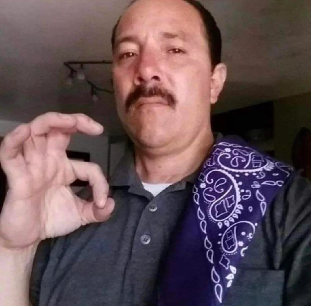Big Louie, um gângster da gangue Watts Varrio Grape, atuante em Watts ...