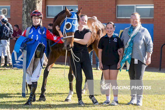 Riverbank Farm – BEAUTIFUL FAMILY RUN HORSE PROPERTY