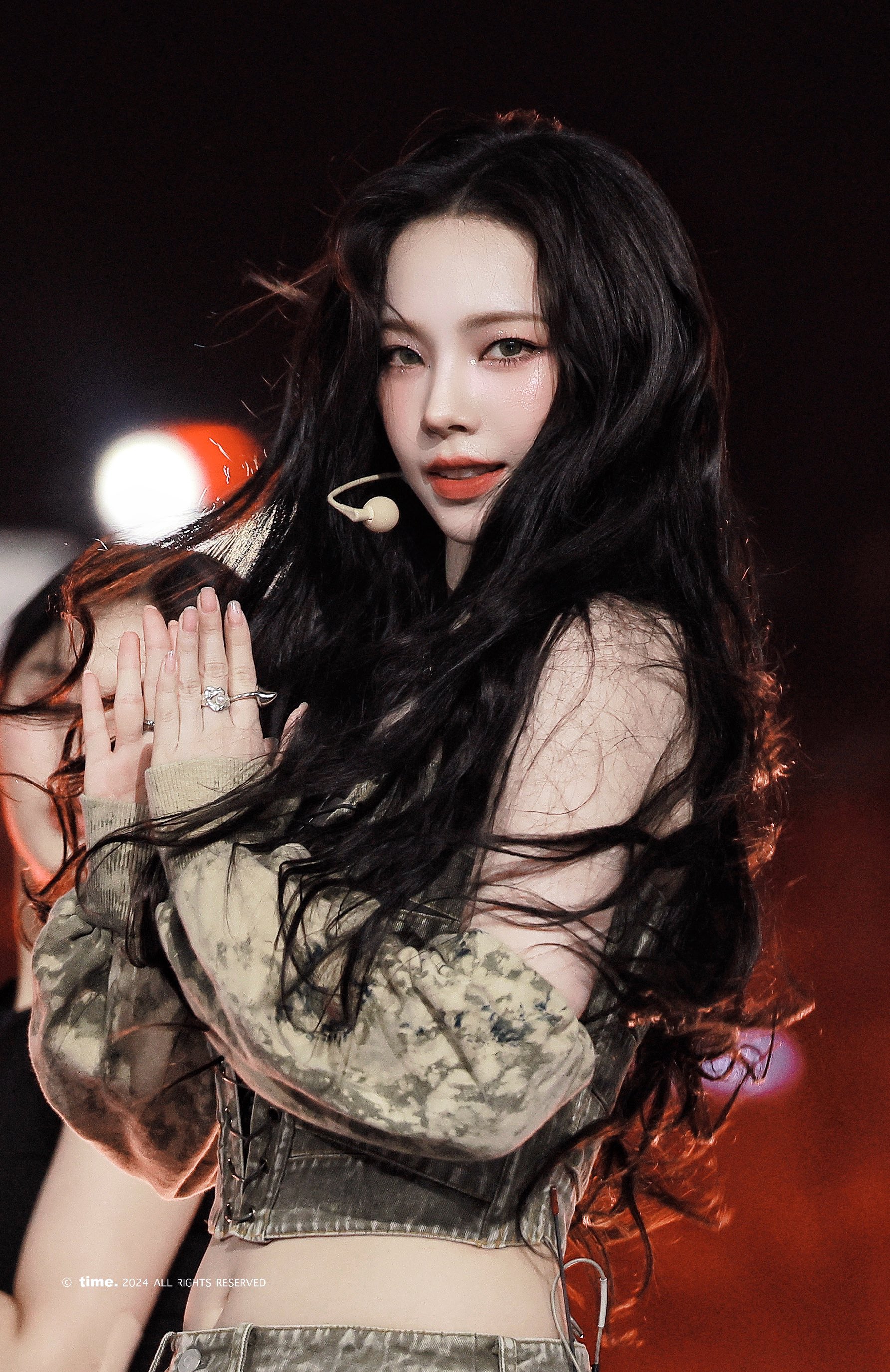 더쿠 - 사진으로 팬들 홀리는 에스파 카리나...jpg