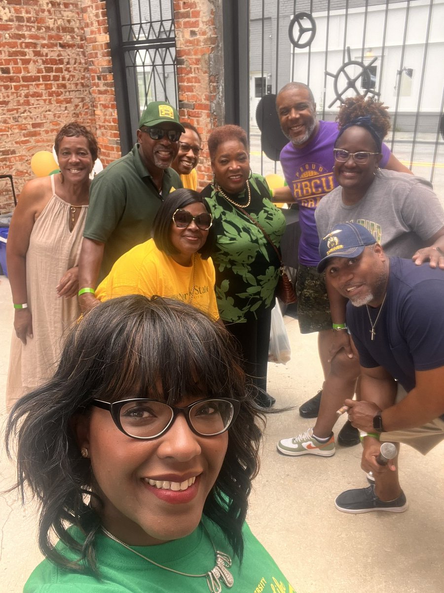 Gloria Howell's Instagram, Twitter & Facebook on IDCrawl