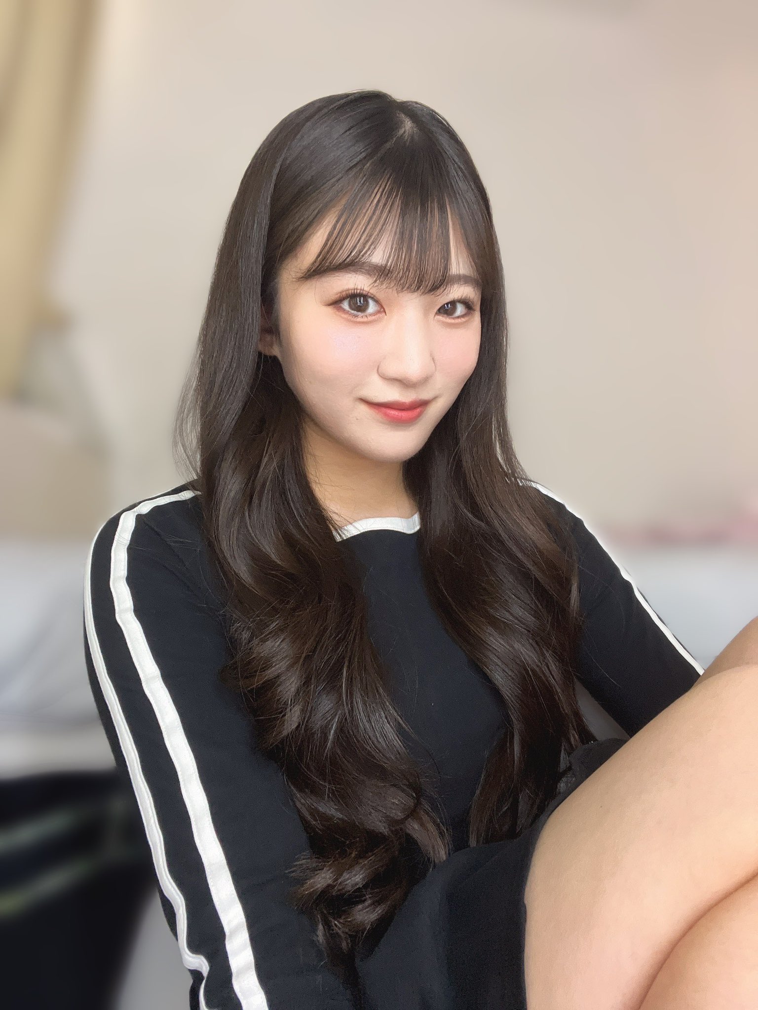 太ももを見せながら中山夏月姫「最近、お料理が上達した気がします！2024年は煮物をいっぱい作りたいです」