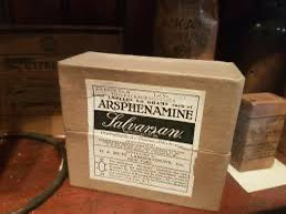 Un joven se desploma en su silla, abatido, se pone las manos en la ...