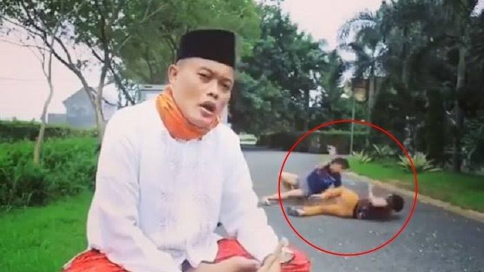 Memes Berkelahi Dua Pengusaha Berkelahi Dengan Mulut Pisau Ilustrasi