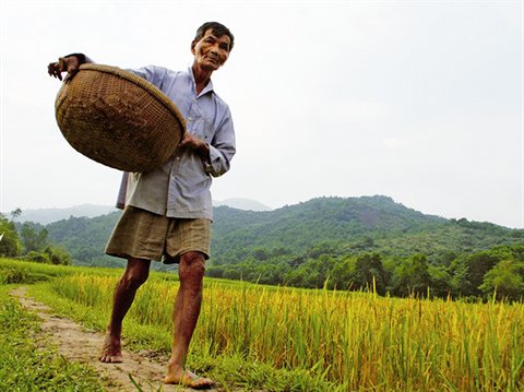 Ni mwaka wa 62 huu, jamaa hajui kabisa kitu kinachoitwa USINGIZI. Hajawahi kulala. — Hayupo ...