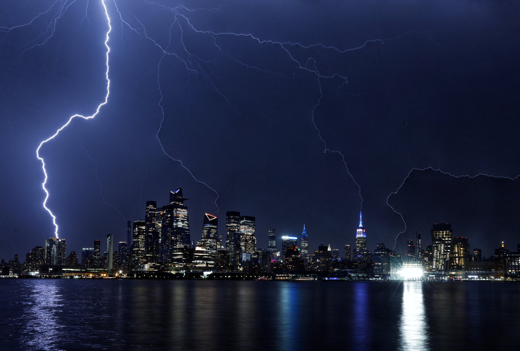 Lightning Over New York City Watch The Moment Lightning Strikes In New