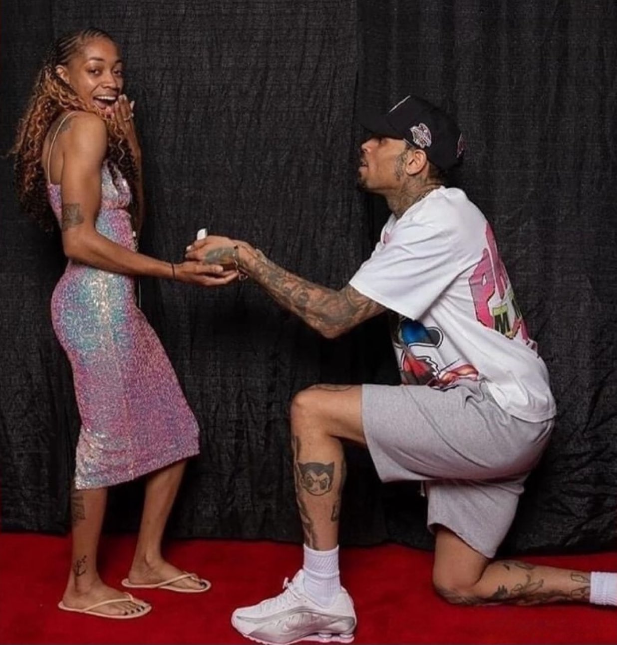 Chris Brown Besando A Una Fan Chris Brown Arrived In Albania, But When