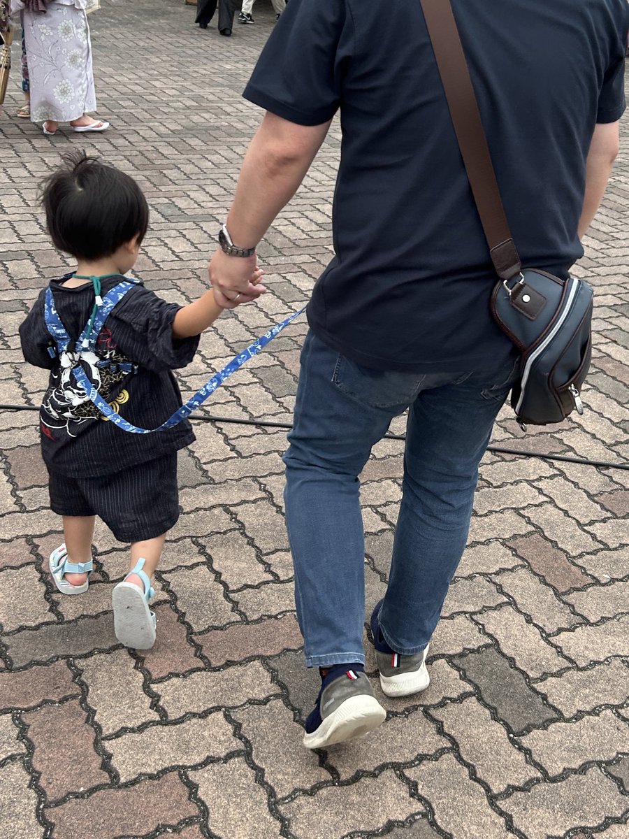 【画像】昭和の育児をするパパの姿がこちら [159091185]