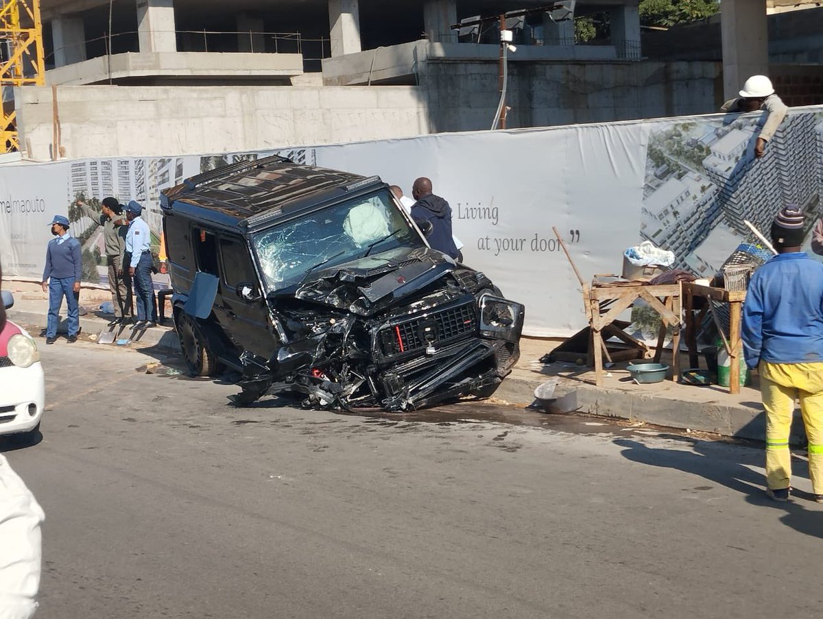 Viatura de Florindo, filho do Presidente #Nyusi, depois de um acidente ...