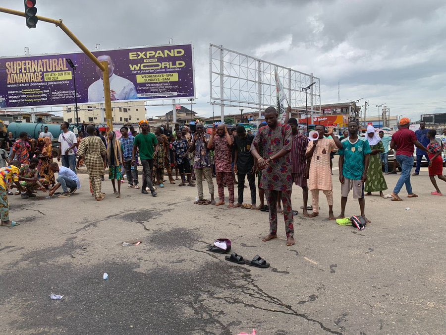 BREAKING: Christians protesters guarding Muslims to pray at the protest ...