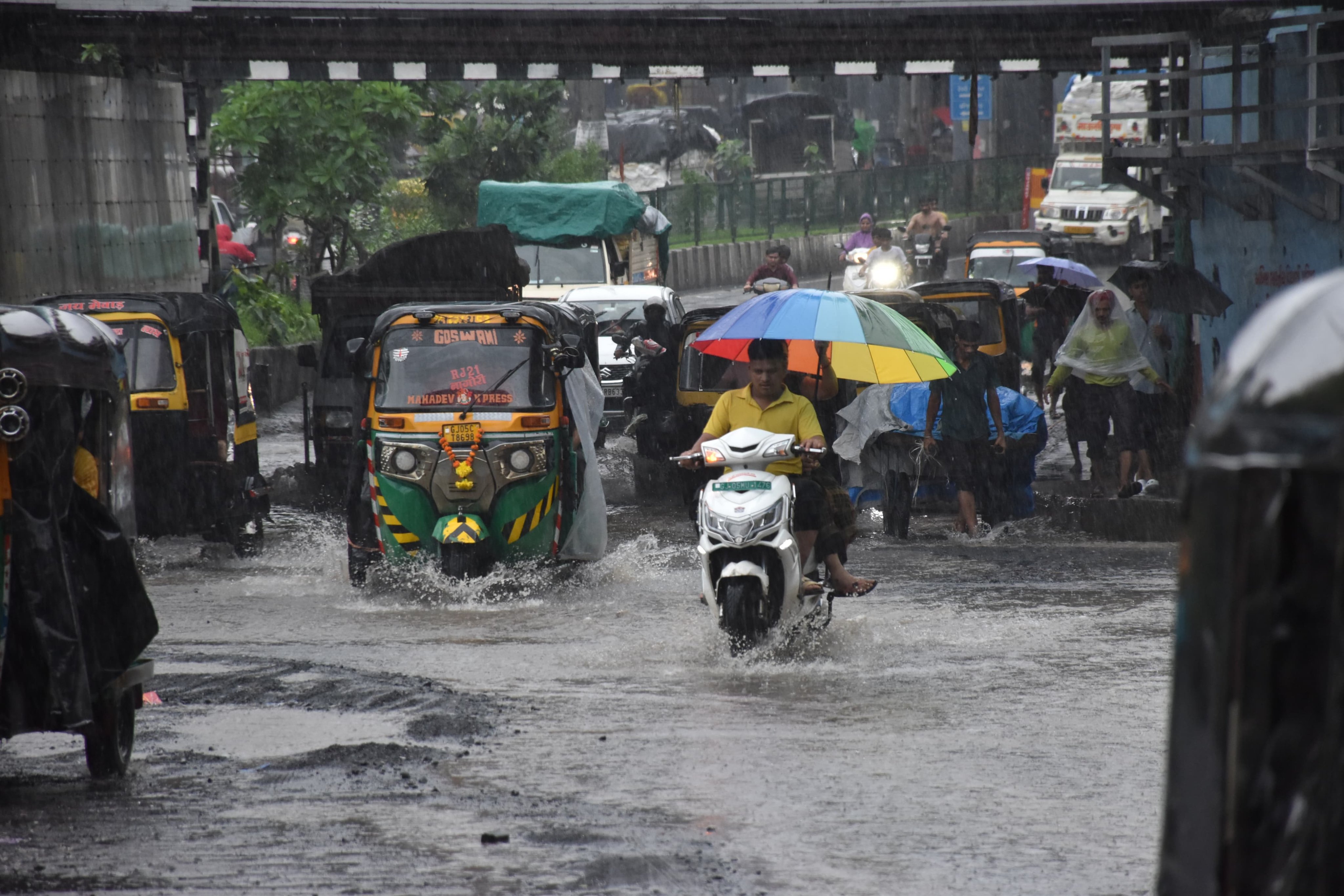 Red alert in parts of Gujarat; IMD issues heavy rain forecast till July 28th | DeshGujarat