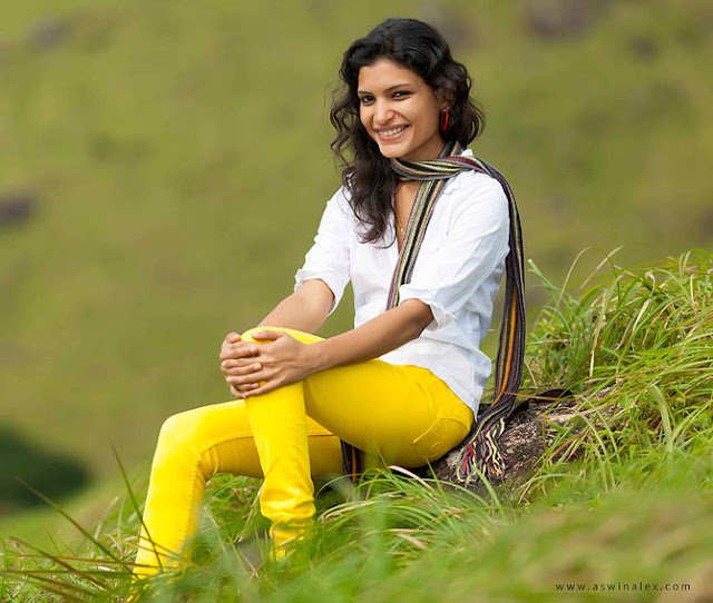 Beautiful Actress Resmi R Nair Bio Data Mallu Aunty | iiQ8 ...