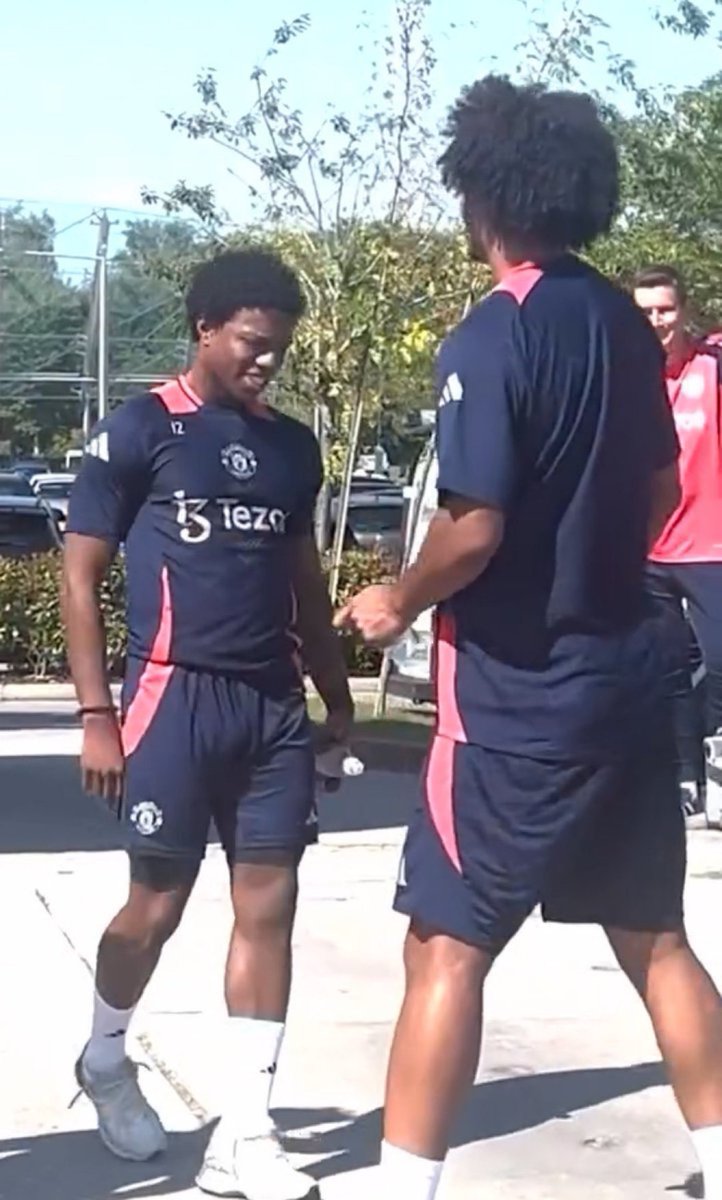 Tyrell Malacia and Joshua Zirkzee REUNITED! ️ - Thread from 𝐂𝐨𝐧𝐧𝐨𝐫 ...